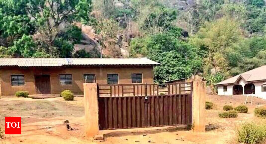Weird pic of a house with locked gate but no fencing inspires hilarious ...