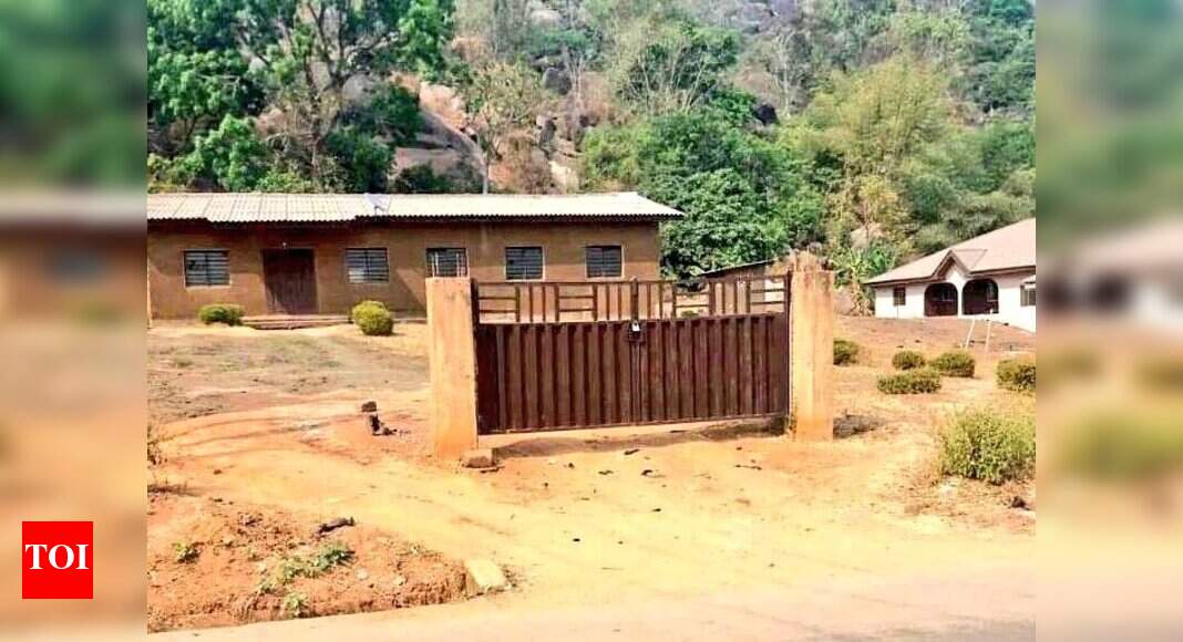 Weird pic of a house with locked gate but no fencing inspires hilarious ...