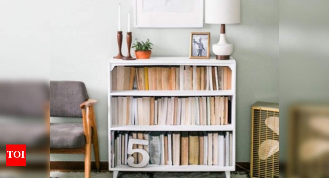 Backward books: Bookshelf trend that annoyed bibliophiles - Times of India