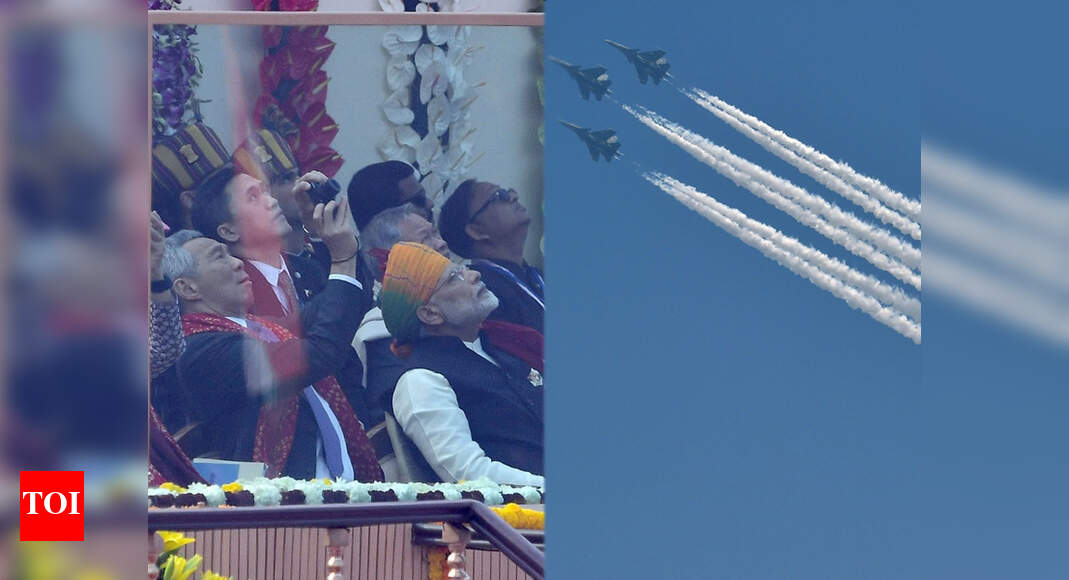 All eyes skyward: Roaring flypast by IAF planes stun visitors | India ...