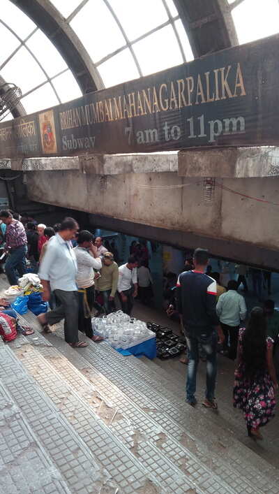 HAWKERS BLOCKING SUBWAY ENTRANCE OUTSIDE CSMT - Times of India