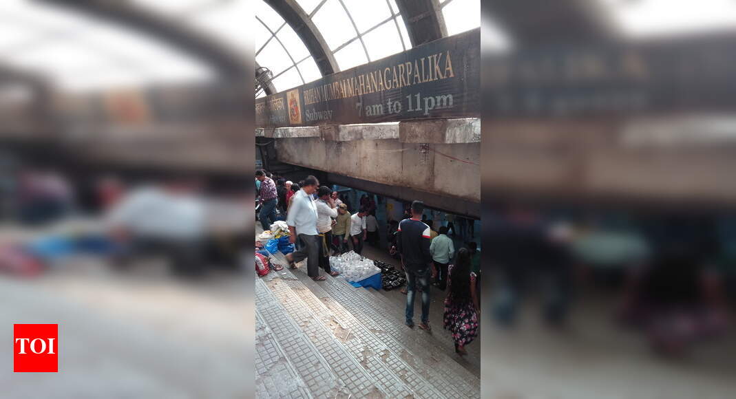 HAWKERS BLOCKING SUBWAY ENTRANCE OUTSIDE CSMT - Times of India