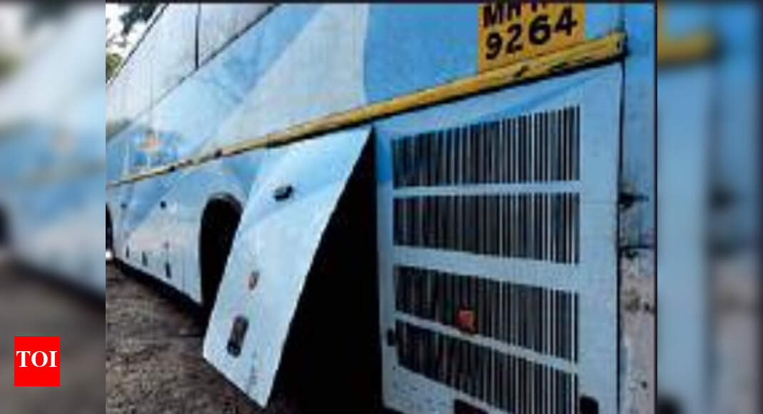Mumbai Shivneri Bus: Open side door of Pune-Mumbai Shivneri bus knocks ...