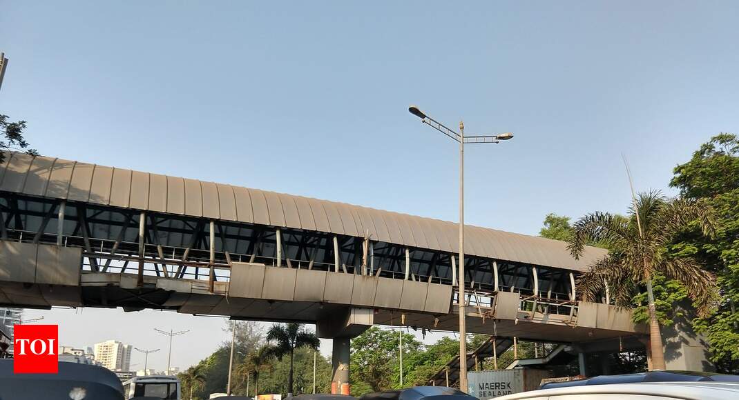 Footover bridge damaged - Times of India
