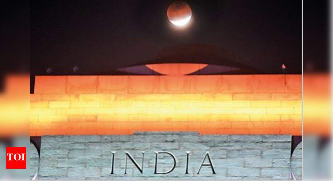 Blue Moon: Delhi laps up once-in-a-blue-moon treat | Delhi News - Times ...