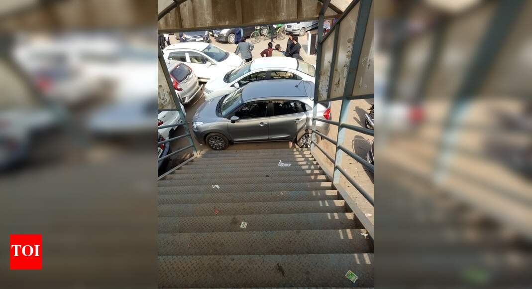 Parked cars block FOB - Times of India