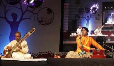Joshi entertains with hit songs, ghazals | Nagpur News - Times of India