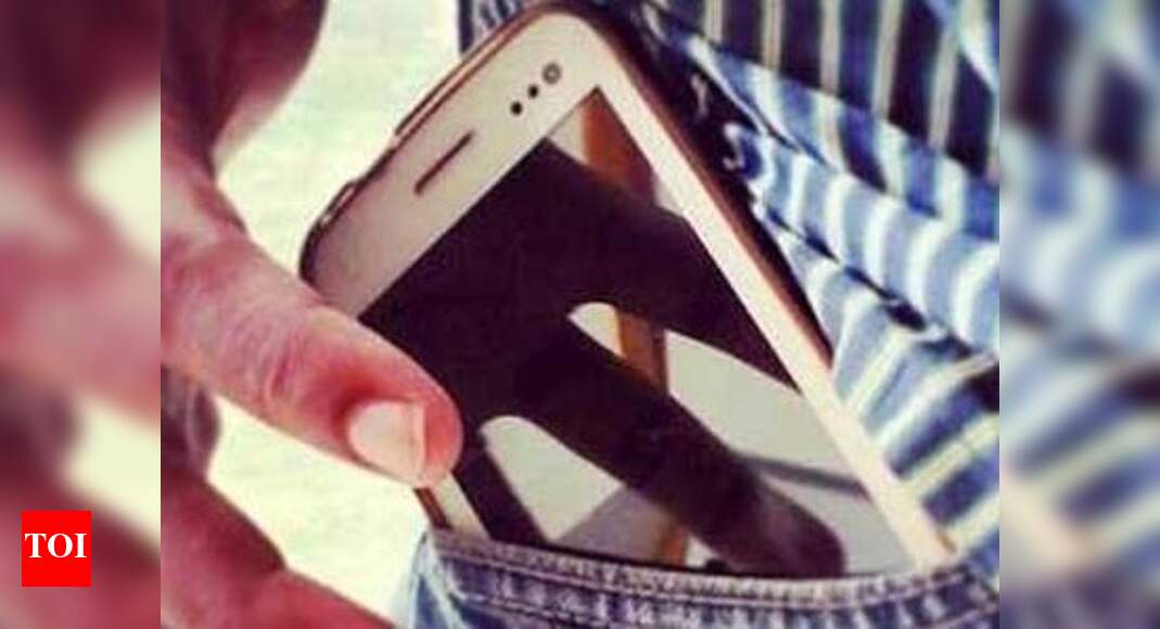 Delhi Phone Snathing: Delhi man manages to catch cellphone thieves ...