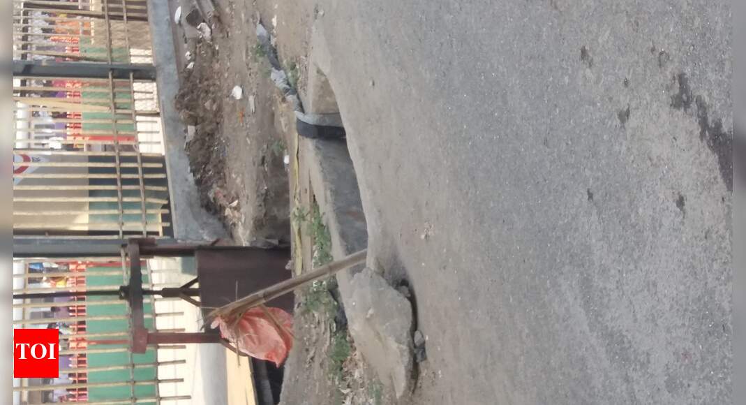 Road to Dadar West Rly stn littered with pitfalls - Times of India