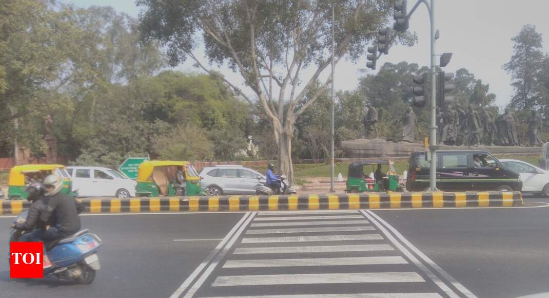 No open space on central verge for pedestrians - Times of India