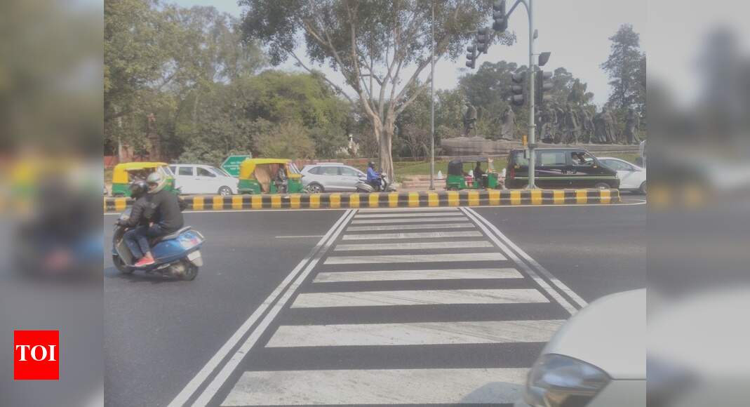 No open space on central verge for pedestrians - Times of India