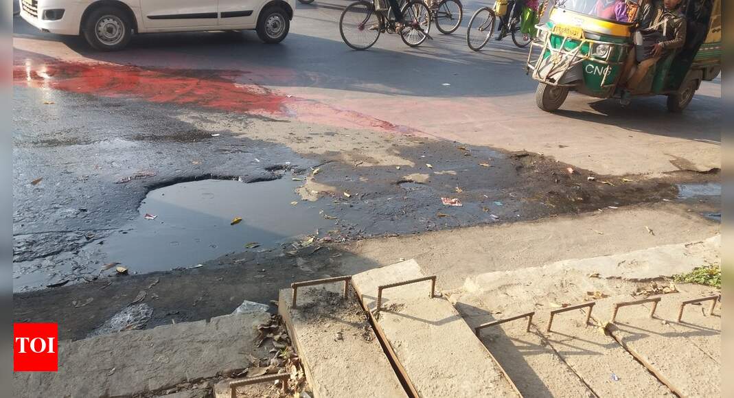 Overflowing sewer manhole on road - Times of India