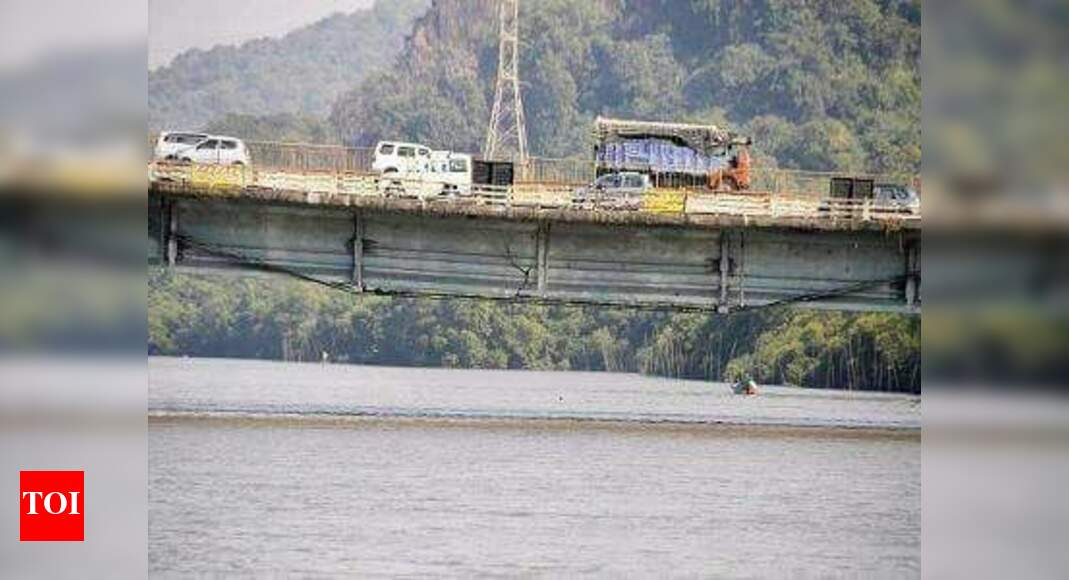 Vasai bridge has crack in the centre - Times of India