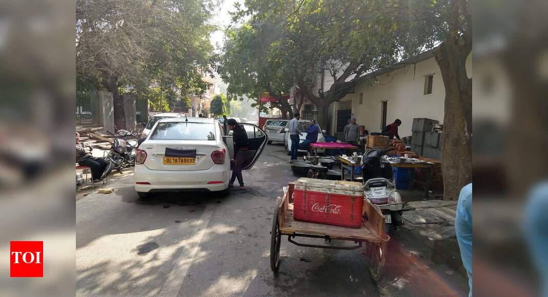 This road is a chaotic mess - Times of India