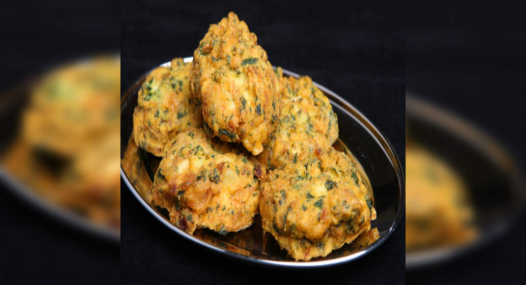 Onion and Spinach Pakoda Recipe: How to Make Onion and Spinach Pakoda ...