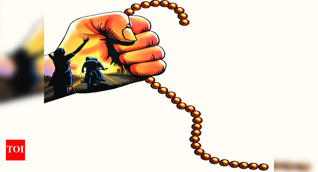 Headmistress 'S Chain Snatched: Headmistress's chain snatched on school ...