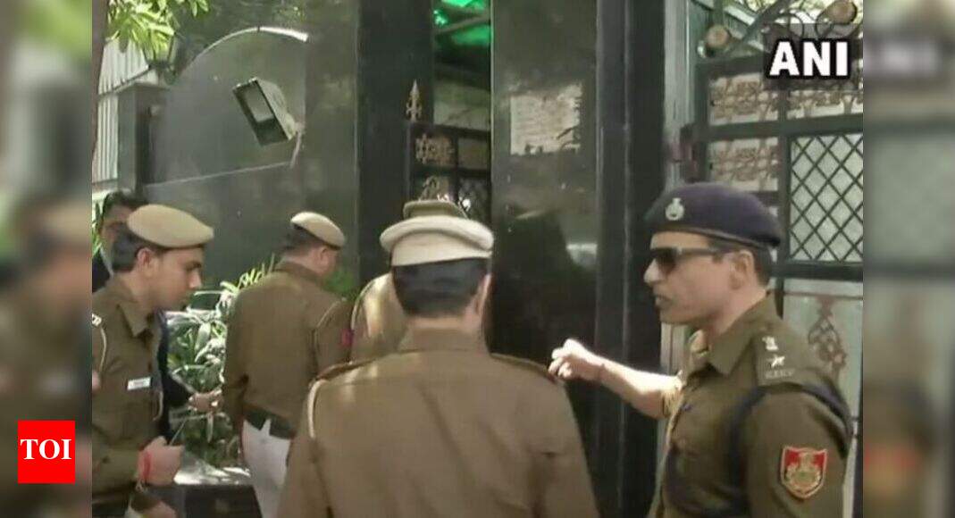 Cops land at Delhi CM house to probe and seize evidence | Delhi News ...