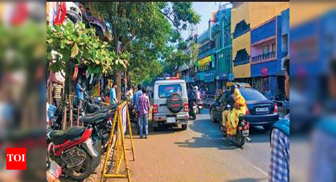 Pudupet: Police free Pudupet road, vehicles move to pavement | Chennai ...