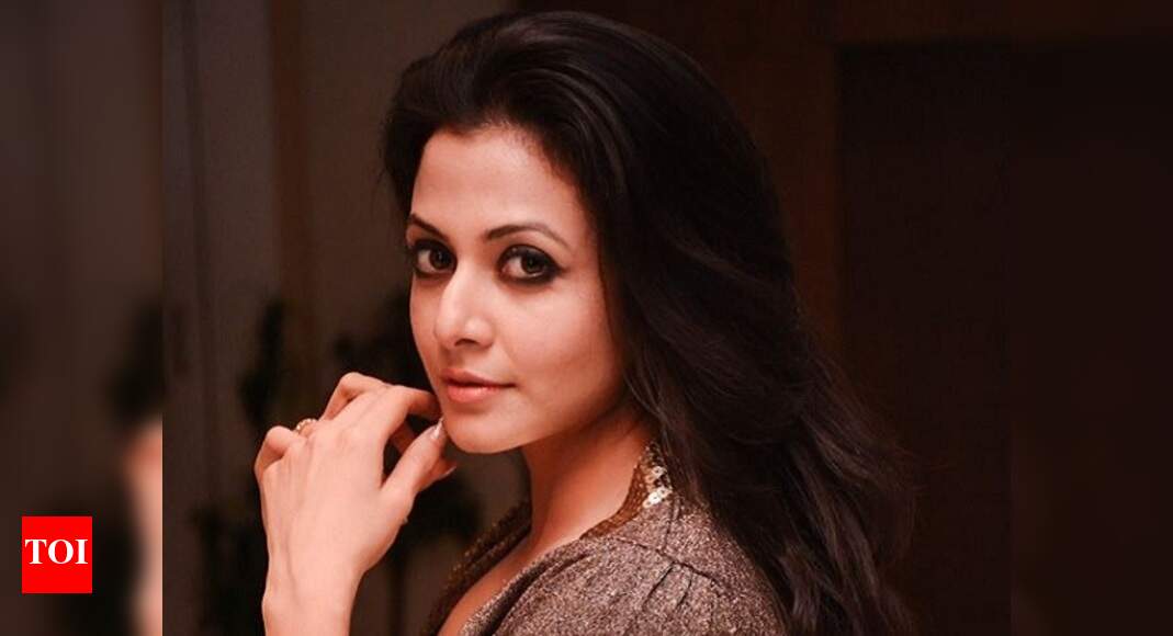 Director Mainak Bhaumik reveals how Koel Mallick helped him during 'Ghare And Baire' shooting ...