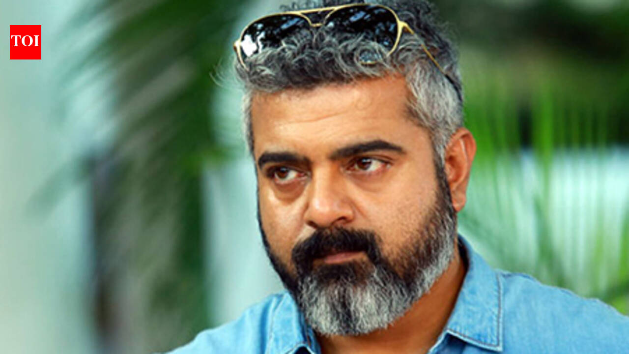 Vikadakumaran Movie Review {2.5/5}: Critic Review of Vikadakumaran by ...