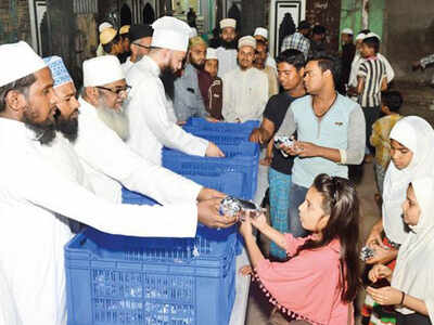 'Langar' at mosque feeds 100 a night, kitchen has capacity to serve 400 ...