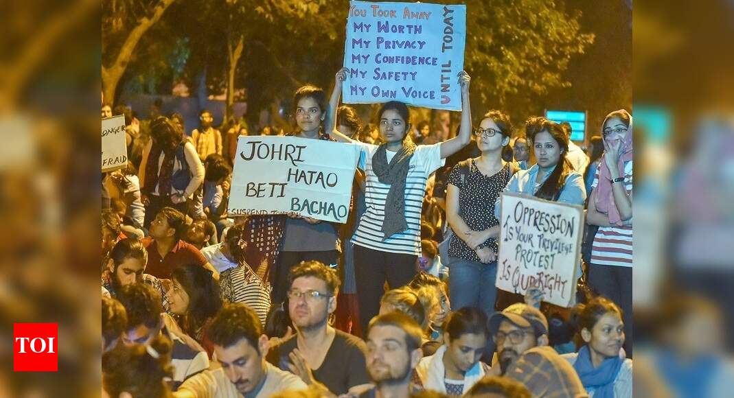 JNU Protest March: JNU protest march runs into police wall, students ...