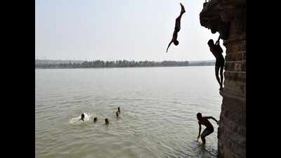 Temperature In Mumbai: Mumbai swelters at 41°C as mercury shoots up 8°C ...