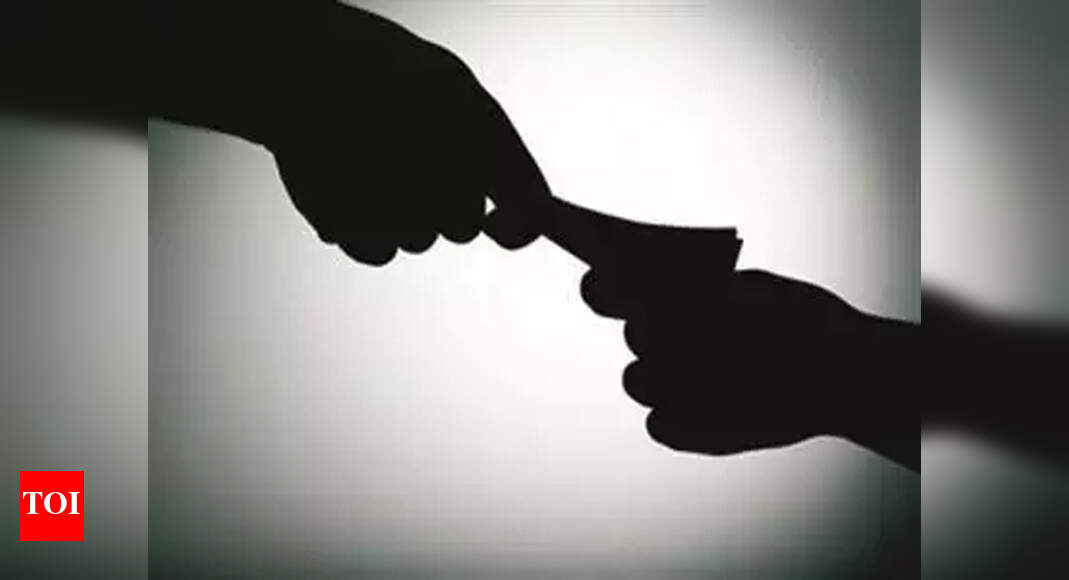 Traffic cop caught taking money on video, suspended | Pune News - Times ...