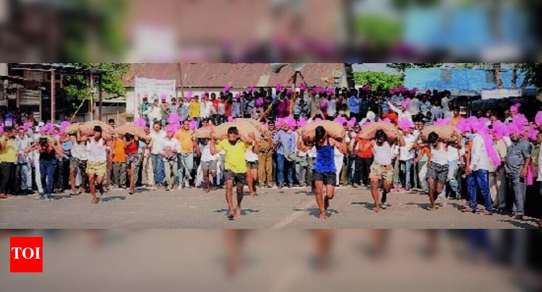 Mathadi workers in Kolhapur contest for sack race | Events Movie News ...