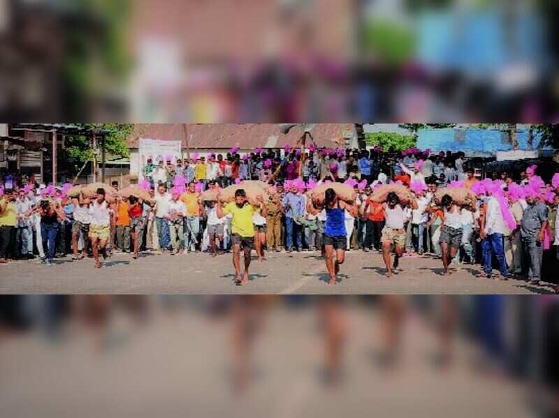 Mathadi workers in Kolhapur contest for sack race | Events Movie News ...