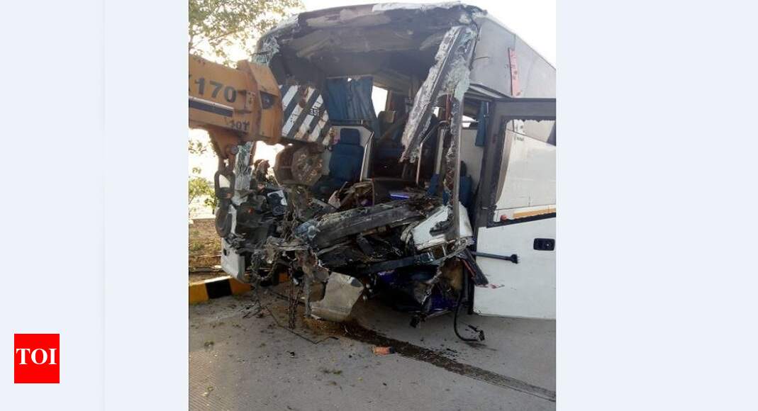 Two killed including one on Yamuna expressway road accident | Agra News - Times of India