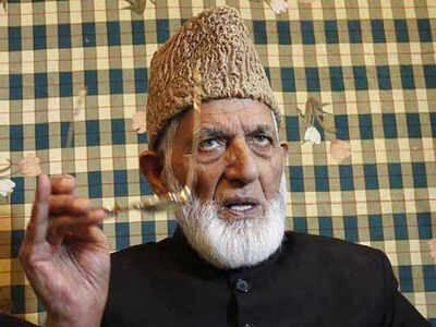 Syed Ali Shah Geelani offers congregational Friday prayers after 8 ...