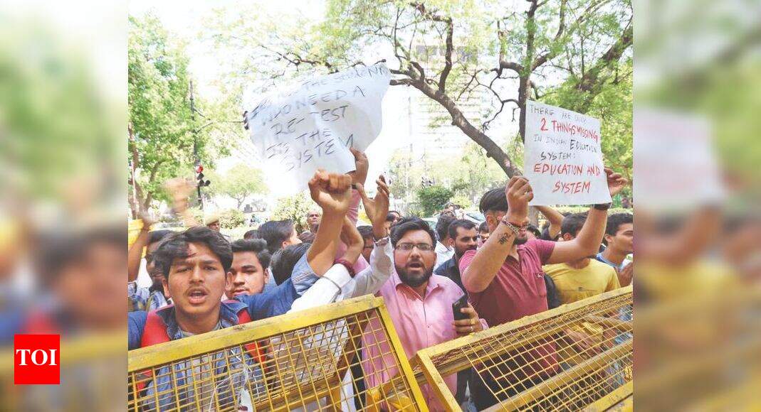 Students protest outside CBSE office in Delhi - Times of India