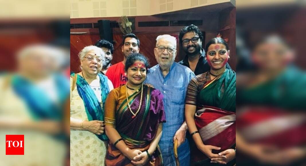 Dr Shriram Lagoo enjoys musical play Dev Bhabhali | Marathi Movie News - Times of India