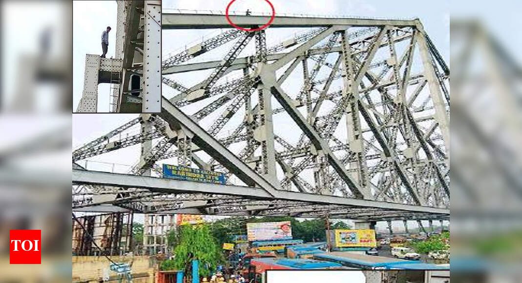 26-year-old scales Howrah bridge to 'pray for India' | Kolkata News ...