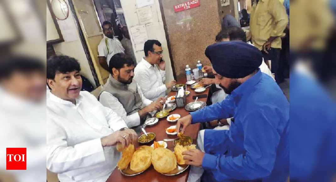 Picture shows Congress leaders feasting before fasting, BJP calls it a ...