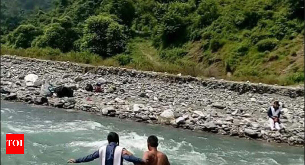UHRC-Gaula river: Uttarakhand: Students cross Gaula river daily to ...