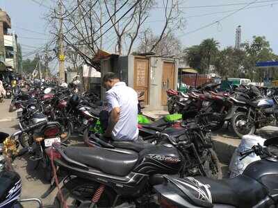 30-ft road turned into bike workshop - Times of India