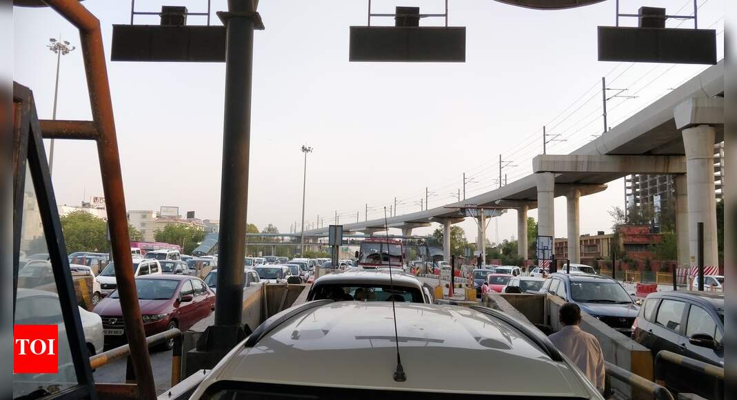 Everyday chaos at Badarpur flyover - Times of India