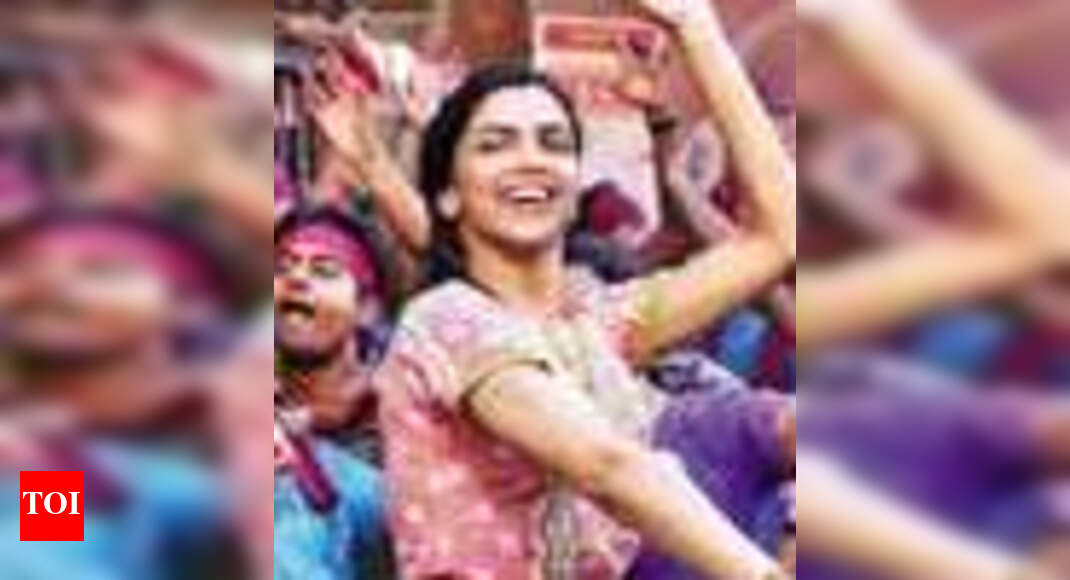 Lafangey Parindey Movie Review | - Times of India