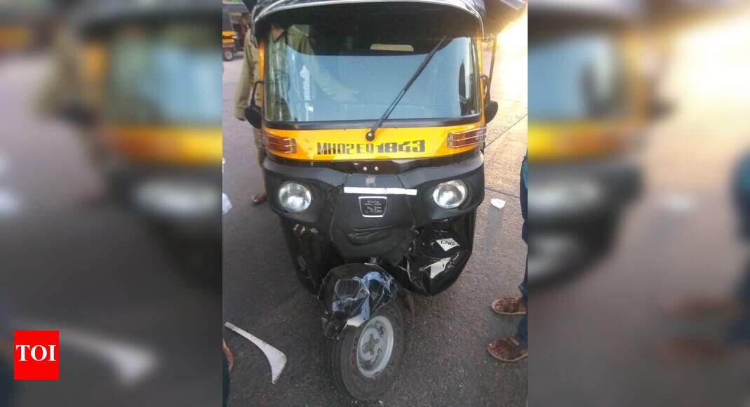 Accident of Auto Rickshaw by Police bolero van - Times of India