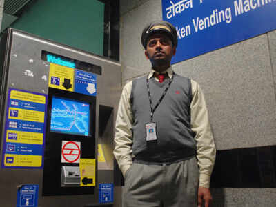 Delhi: All metro stations to go counterless soon, tokens only from ...