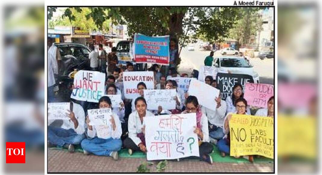 Medical college students stage protest over 'abrupt' fee hike | Bhopal ...