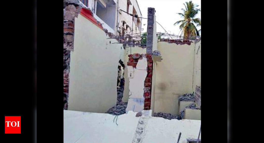 Portion of building collapses during demolition, one killed | Hyderabad ... Portion of building collapses during demolition, one killed | Hyderabad ...