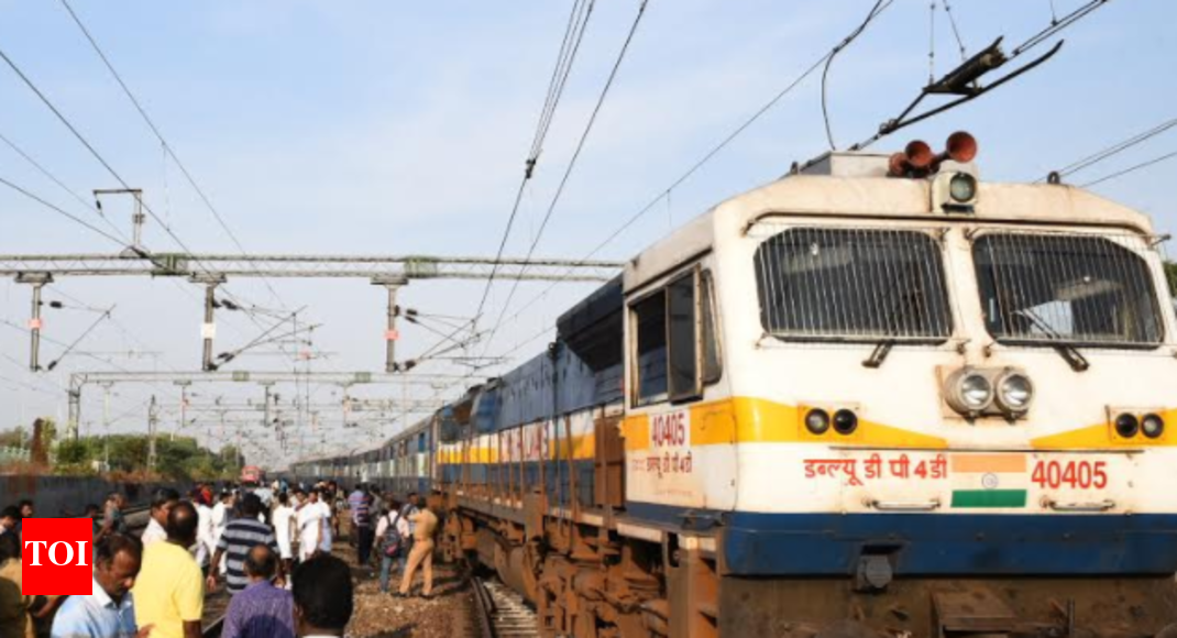Engine of Pallavan Superfast Express train derails in Trichy | Trichy ...