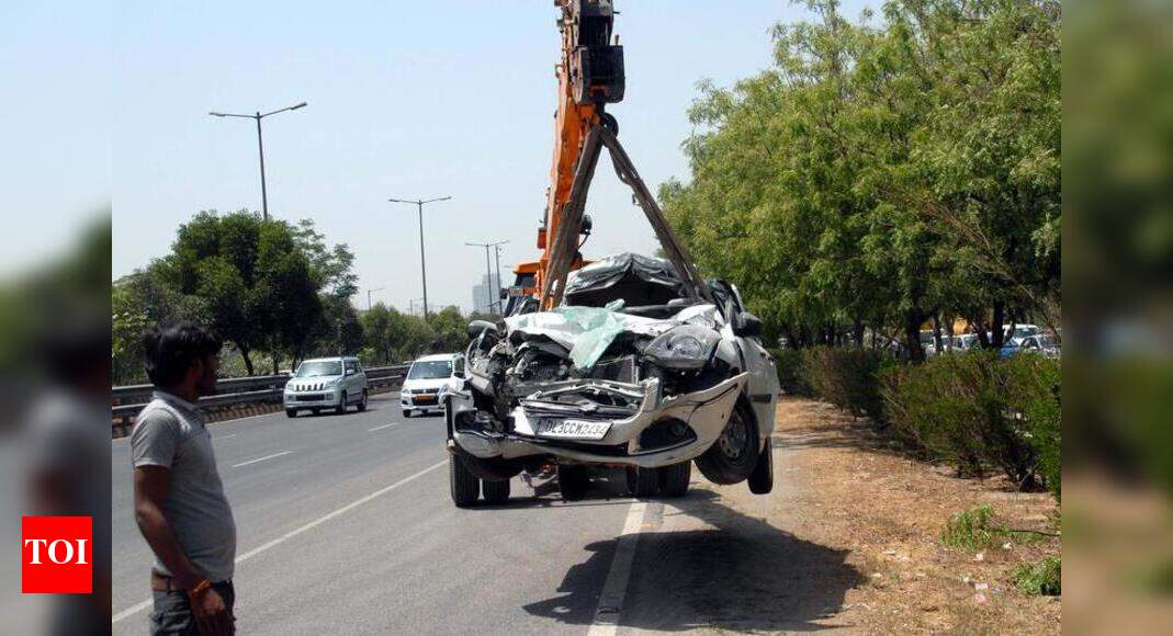 Car rams parked truck on Noida Expressway, 4 hurt | Noida News - Times ... Car rams parked truck on Noida Expressway, 4 hurt | Noida News - Times ...