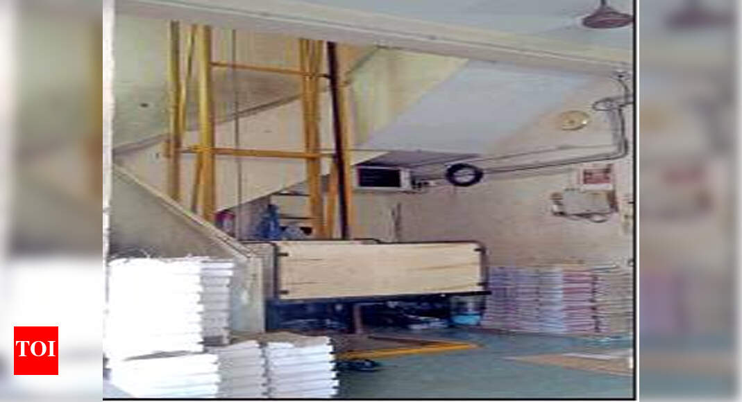 Girl Injured While Playing On Lift: Girl injured while playing on lift ...