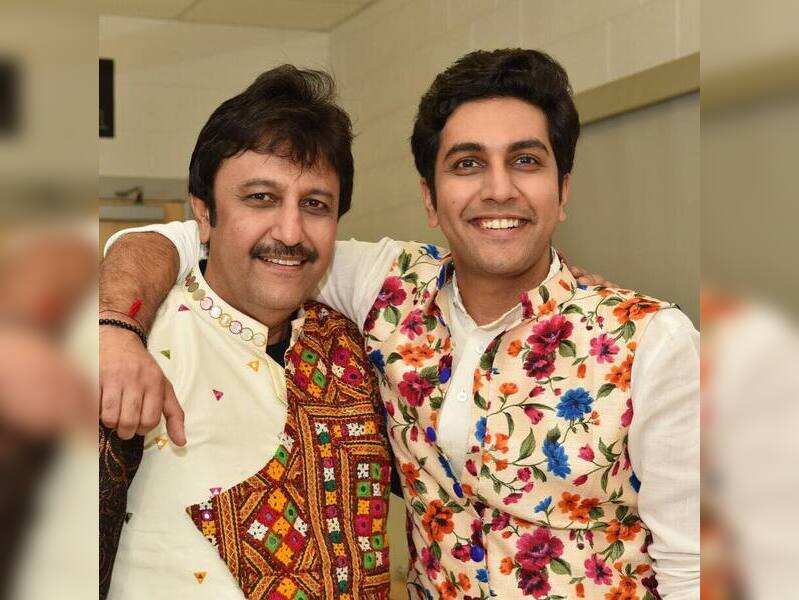 Sanjay Oza: Parth Oza and Sanjay Oza recreate 'Jai Jai Garvi Gujarat ...