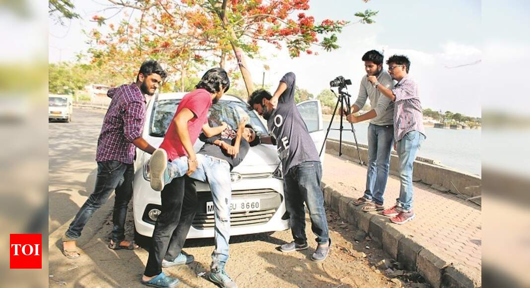Filmmaking bug bites city collegians - Times of India