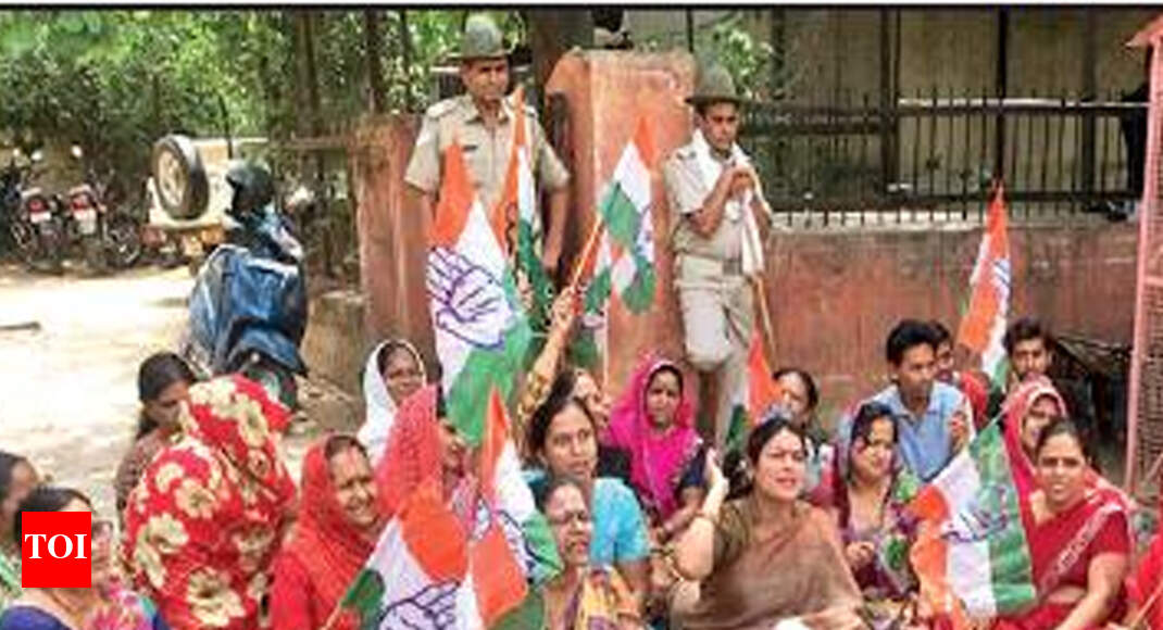 Congress holds ‘matka phod’ protest in Jaipur: Congress holds ‘matka ...